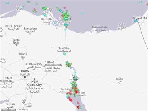 Чингэлэг тээвэрлэгч хөлөг онгоц Суэцийн сувагт гацаж түгжрэл үүсгэжээ