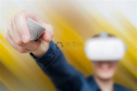 虚拟现实的年轻人创新和技术进步高清图片下载 正版图片504016854 摄图网