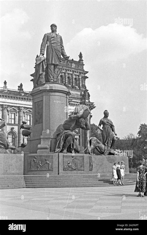 Bismarckstatue Vor Dem Reichstag In Berlin Deutschland 1930er Jahre
