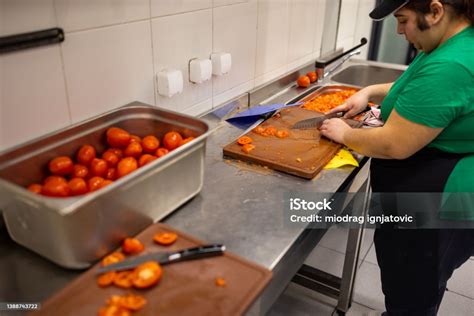 패스트 푸드 레스토랑 주방에서 토마토를 자르는 인식 할 수없는 여성 요리사 20 24세에 대한 스톡 사진 및 기타 이미지