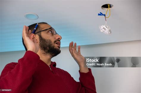 전문 전기 기술자가 조명기구를 능숙하게 수리하고 설치하여 가정의 안전과 효율성을 보장합니다 그들의 전문 지식은 안전 표준을 유지하면서 우리의 삶을 조명합니다 Diy에 대한