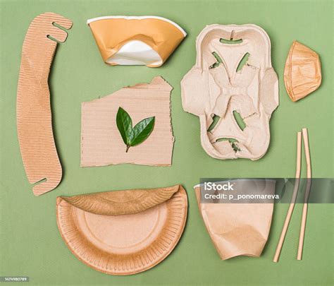 종이 쓰레기 분리 수거 재활용을 위한 종이 재료 친환경 판지 공예 종이 판지 및 종이 식품 용기 테이크아웃 컵과 접시 비료화가 가능한에 대한 스톡 사진 및 기타 이미지