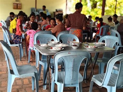 ဆားလင်းကြီးရှိ စစ်ဘေးရှောင် ပြည်သူများကို အစားအသောက်များ ကျွေးမွေးလှူဒါန်း Khit Thit Media