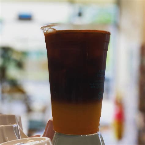 À Cafe 오렌지커피 오렌지주스와 수제오렌지 시럽 그리고 에스프레소와 오렌지 한 조각 무슨