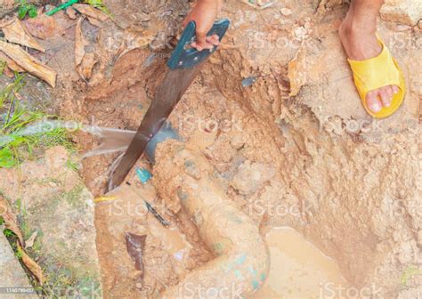 길가 배관공 작업 수리에서 구멍과 물 운동에 깨진 파이프 절단 톱과 바닥 토양에 보았다 개선에 대한 스톡 사진 및 기타 이미지 개선 거리 건설 산업 Istock