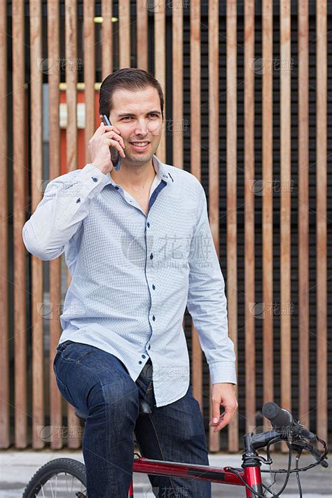 骑着自行车的年轻人