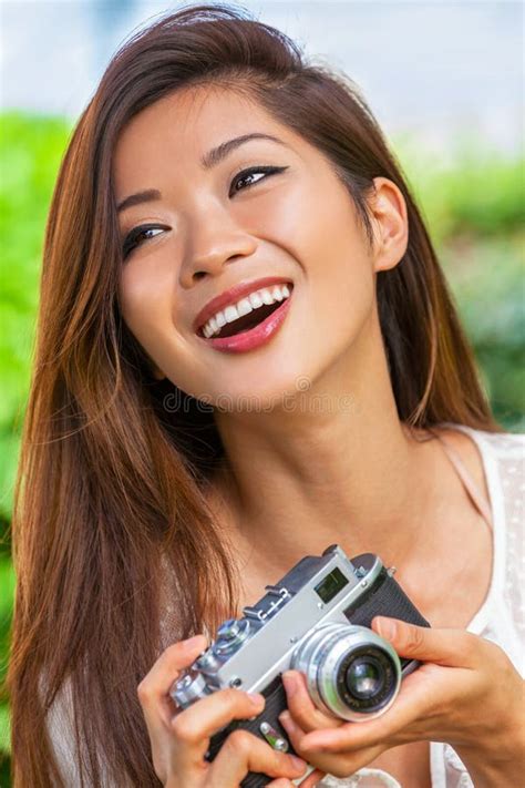 Piękna Chińska Azjatycka Młodej Kobiety Dziewczyna W Okularach Przeciwsłonecznych Zdjęcie Stock