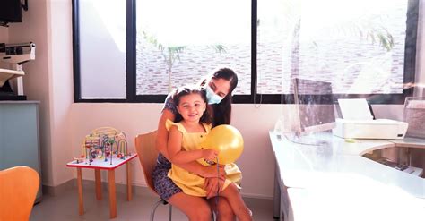 가족 건강 긍정적인 환경 대기실 돌보다 마스크 미소 믿음 벌룬 병원 방문 보호 보호자 부모 부모의 사랑 상호 작용 소녀 소아과 식자공 동료