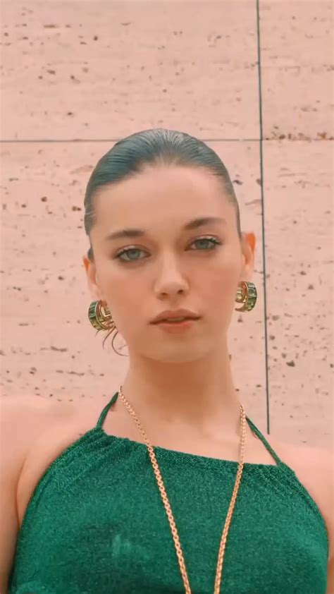 Afra Saraçoğlu Scrolller