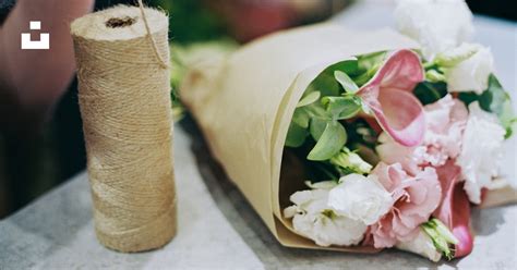 롤 옆 테이블 위에 앉아 있는 돌돌 말린 꽃다발 사진 Unsplash의 무료 민스크 이미지