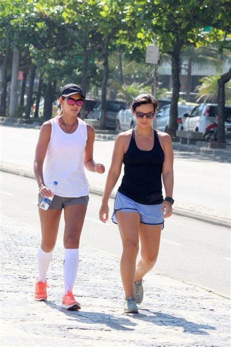Ego Letícia Wiermann Caminha Na Orla Do Rio Com Amiga Notícias De