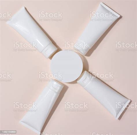흰색 플라스틱 튜브 항아리 및 베이지색 배경에 화장품을 위한 포장의 다른 형태 평면도 브랜딩 광고 및 제품 홍보를위한 템플릿 0명에 대한 스톡 사진 및 기타 이미지 Istock