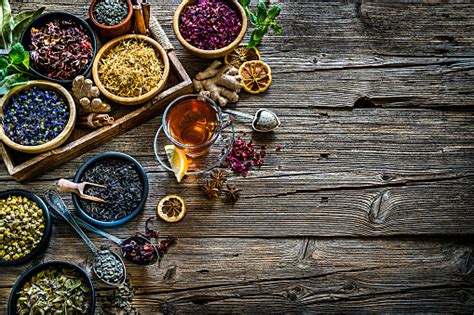 허브 차 소박한 나무 테이블에서 위에서 찍은 다양한 말린 차 잎과 꽃 복사 공간 스튜디오 촬영에 대한 스톡 사진 및 기타 이미지