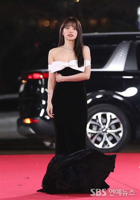 E포토 천우희 우아한 매력의 오프숄더 드레스