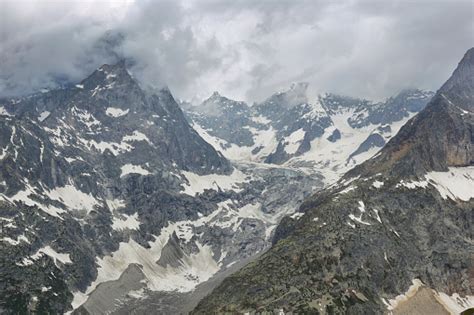 ヴァルフェレットアオスタ渓谷イタリアの氷河のある山頂の眺め イタリアのストックフォトや画像を多数ご用意 イタリア ドロミーティ