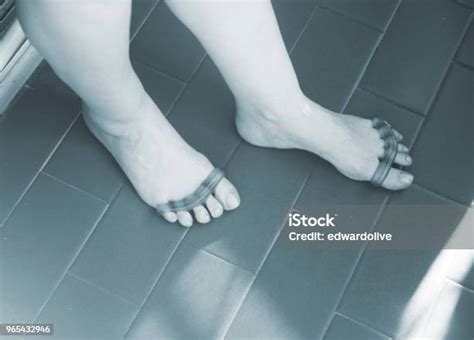 페디큐어와 페인트 또는 파일 발톱을 발가락을 분리 하기 위하여 실리콘 발가락 분리기 젊은 여자 건강한 생활방식에 대한 스톡 사진 및 기타 이미지 Istock