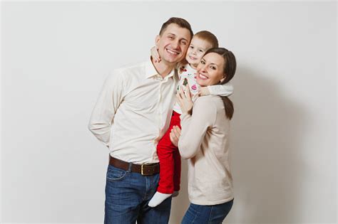 즐거운 웃는 젊은 남자 여자 키스 포옹 흰색 배경에 고립 된 작은 귀여운 아이 보 아버지 어머니 작은 아이 아들입니다 부모