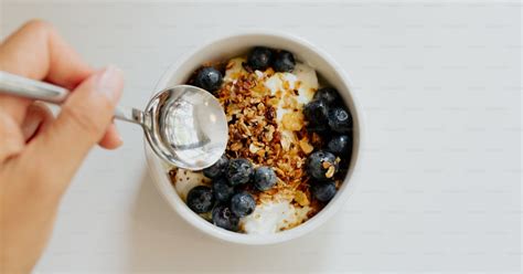 블루베리와 그래놀라를 곁들인 시리얼 한 그릇 사진 Unsplash의 블루베리 이미지