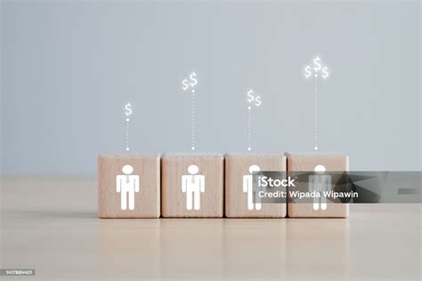 다른 급여를 가진 직원 소득 금융 불평등 풍부하고 가난한 은유 차이 직업 급여 나무 블록과 달러 기호에 인간의 아이콘 부당함에 대한 스톡 사진 및 기타 이미지 Istock