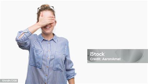 젊은 금발 비즈니스 여자 웃 고 손으로 덮고 눈 깜짝 하는 얼굴에 웃음 눈 먼 개념입니다 가리기에 대한 스톡 사진 및 기타 이미지 Istock