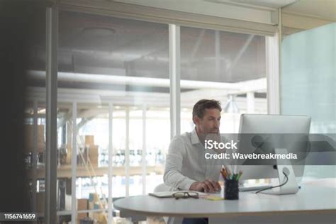 현대 사무실에서 책상에서 컴퓨터에서 일하는 비즈니스 남성 임원 컴퓨터에 대한 스톡 사진 및 기타 이미지 컴퓨터 앞에서 사색 Istock