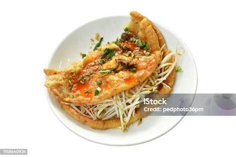 콩나물 토핑 마늘과 드레싱 칠리 소스를 곁들인 계란 봉제 홍합 튀김 갑각류에 대한 스톡 사진 및 기타 이미지 갑각류 건강한 식생활 계란 노른자 Istock