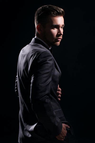 تصویری از یک مرد خوش تیپ با کت و شلوار است که نما بیش از یک پس زمینه