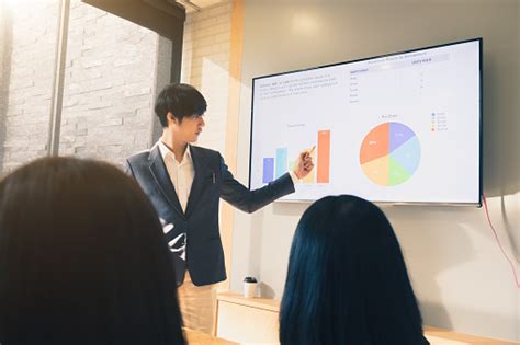 회의 또는 사무실 비즈니스 교육 중에 동료에게 남성 프리젠 테이션 비즈니스 팀 회의 프레젠테이션 컨퍼런스 교육 계획 학습 코칭 비즈니스 개념 가정의 방에 대한 스톡 사진 및