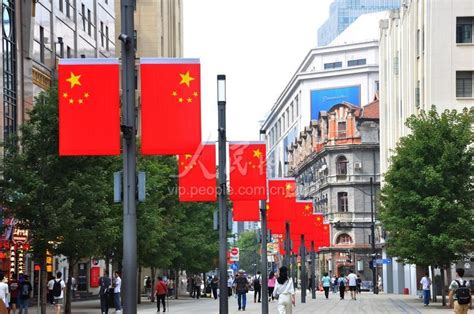 上海：南京路步行街飘扬“中国红”喜迎国庆氛围浓 人民图片网