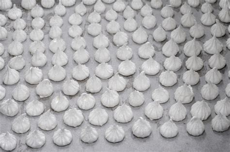 달콤한 준비를 위해 굽는 파이핑 백으로 흰색 소용돌이 머랭을 만드는 페이스트리 셰프 베이커 가방에 대한 스톡 사진 및 기타 이미지 가방 거품 내기 거품 낸 달걀흰자