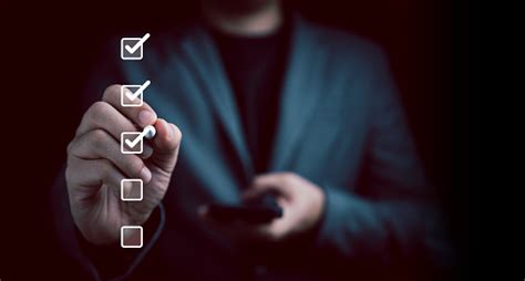 사업가는 펜을 사용하여 품질 문서 관리 체크리스트 및 비즈니스 승인 프로젝트 개념에 대한 확인란의 올바른 기호를 선택합니다 감시에 대한 스톡 사진 및 기타 이미지 Istock