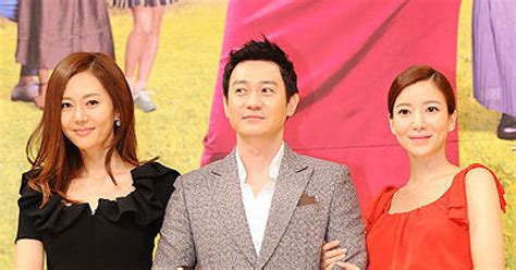 [포토] 박용우 두 미녀 팔짱에 주변만 두리번 두리번~