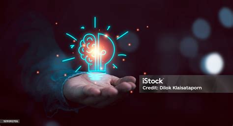 창의적인 사고 아이디어와 혁신 개념을 위해 보케 배경에 두뇌가 있는 가상 전구를 들고 있는 손 개념에 대한 스톡 사진 및 기타 이미지 Istock