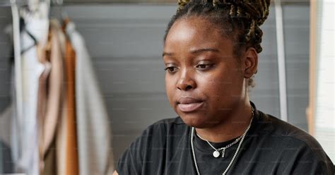 젊은 현대 여성 소비자는 노트북 앞에 앉아 화면을 보면서 주문한 온라인 상품에 대해 신용 카드로 지불합니다 사진 Unsplash의 랩톱 이미지