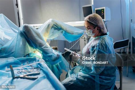 병원의 수술실에서 대장 내시경 검사를위한 특수 장치를 사용하여 수술을 수행하는 전문 여성 외과 의사 항문 전문의 긴급 수술 개념 내시경에 대한 스톡 사진 및 기타 이미지