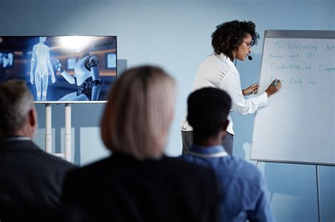 비즈니스 포럼에서 Ai 기술을 발표하는 화이트보드에 글을 쓰는 흑인 여성 20 24세에 대한 스톡 사진 및 기타 이미지 20 24세 30 34세 40 44세 Istock