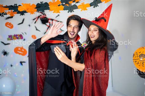 할로윈의 축하에 의상과 메이크업에 사랑의 행복한 커플 2명에 대한 스톡 사진 및 기타 이미지 2명 공포 무서움 공휴일 Istock
