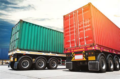 주차장에 주차된 컨테이너 트럭 빅 리그 선적 화물 컨테이너 경제 비즈니스 도로에서의 운송 배송 가져오기 내보내기 트럭 화물 물류 트럭 운송 검사 보기에 대한 스톡 사진 및