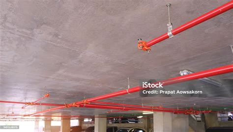 주차장 건물 내부의 콘크리트 천장에 빨간색 화재 방지 수도관 시스템이 있는 스프링클러에 선택적 초점 스프링클러에 대한 스톡 사진