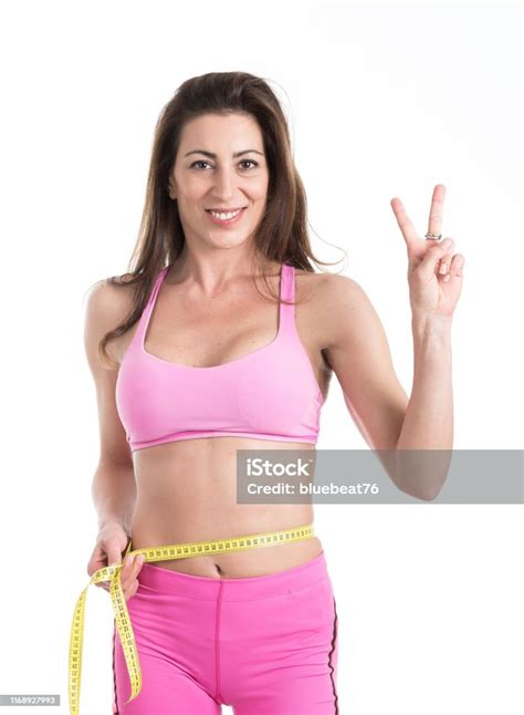하얀 배경에 승리의 표시를 보여주는 줄자를 가진 웃고 있는 아름다운 여자의 초상화 35 39세에 대한 스톡 사진 및 기타 이미지 35 39세 갈색 머리 건강한 생활
