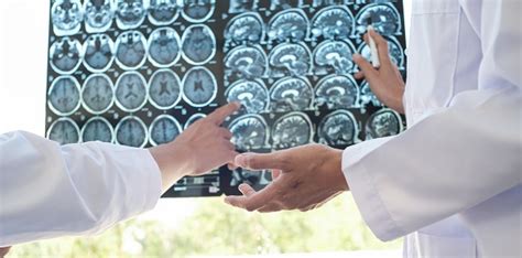 화이트 유니폼 가운 코트를 입은 전문 의사인 교육 인력과 의학 개념 세미나 또는 병원 의료에서 태블릿 및 논문행복 의사의 클로즈업 2명에 대한 스톡 사진 및 기타 이미지