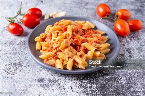 참치와 방울 토마토를 곁들인 페네트 전통적인 이탈리아와 지중해 요리의 대표적인 요리 점심과 저녁 식사 모두에 적합한 건강하고 균형 잡힌 요리 0명에 대한 스톡 사진 및 기타