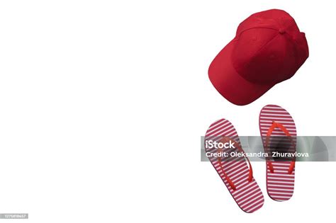 흰색 배경에 고립 된 빨간 야구 모자 줄무늬 플립 플롭 모의와 여름 하이 앵글에 대한 스톡 사진 및 기타 이미지 하이 앵글 캡 빨강 Istock