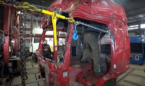 ویدئو مهارت دو مکانیک مشهور در بازسازی کابین کامیون تصادفی مرسدس بنز