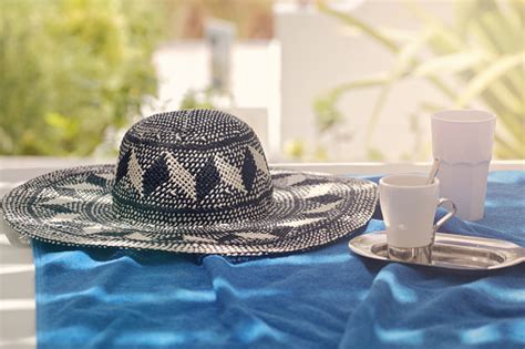 여름 커피 브레이크 여성 밀 짚 모자와 에스프레소 한잔 휴일 휴식 및 휴가 개념 마실 것에 대한 스톡 사진 및 기타 이미지 마실 것 모자 모자류 바다 Istock