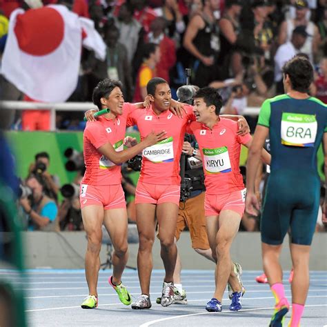 朝日新聞デジタル写真特集「日本が史上最高の銀、ボルト3冠」の「男子400メートルリレー決勝で銀メダル獲得を決め、抱き合う（左から）山県亮太