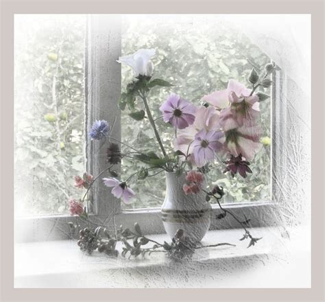 Цветочное натюрморт ваза с цветами на подоконнике