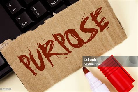 텍스트 기호 목적을 보여주는입니다 개념 사진 뭔가 원하는 목표 대상 계획 성과 일반 배경 키보드에 마분지 조각을 찢 어 표식 옆에 적힌 이유 개념과 주제에 대한 스톡 사진