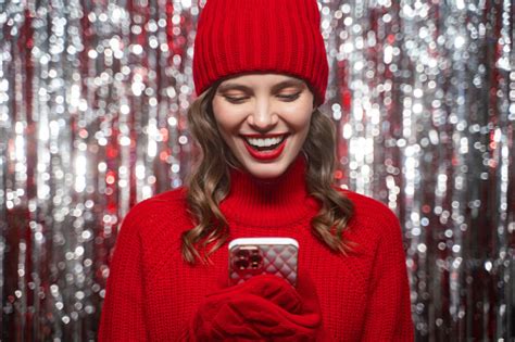 반짝이 배경에 전화로 화상 채팅을 사용하는 빨간 니트 장갑을 입은 예쁜 여자 소셜 네트워킹에 대한 스톡 사진 및 기타 이미지