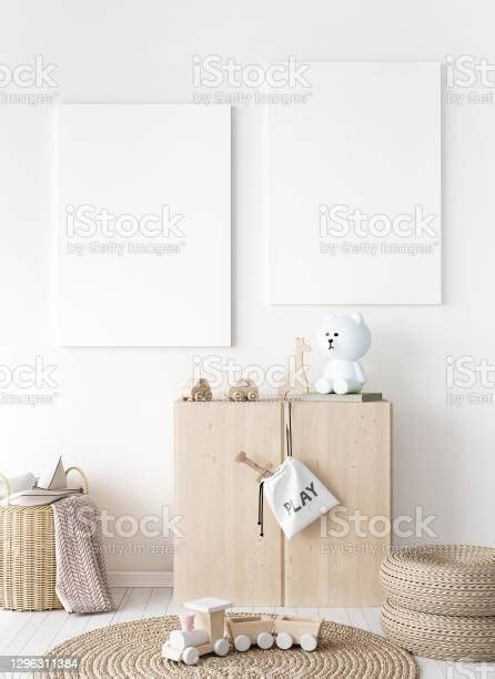 천연 목재 가구와 어린이 방에서 프레임을 모의 흰색 벽에 두 개의 수직 프레임 0명에 대한 스톡 사진 및 기타 이미지 0명 3가지 개체 가구 Istock